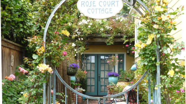 Photos and Amenities - Rose Court CottageRose Court Cottage